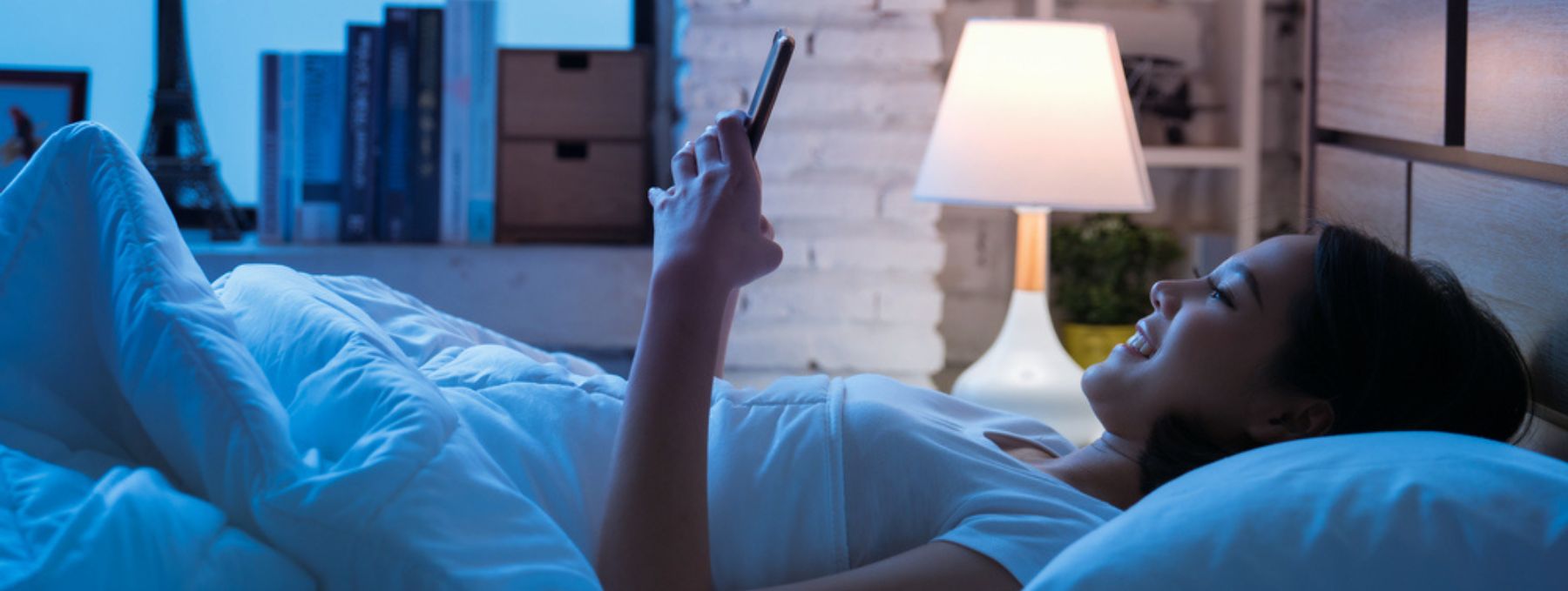 It's Bad to Use Your Cell Phone Before Bed: Here's Why – Chronobiology.com