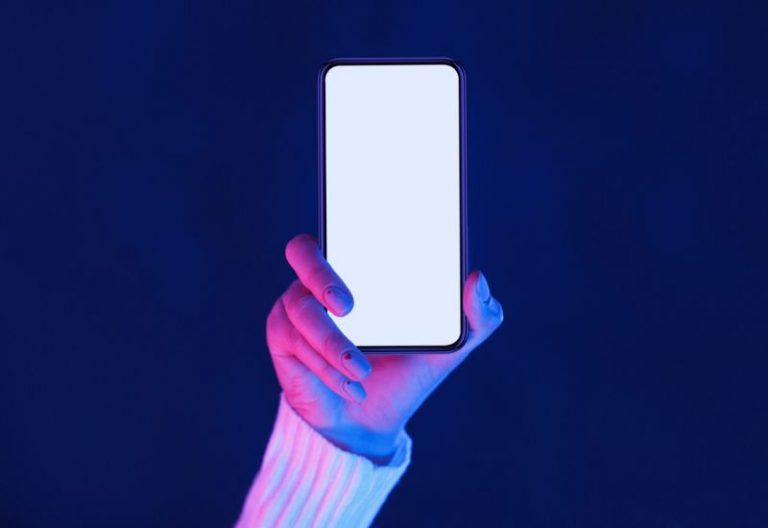 It's Bad to Use Your Cell Phone Before Bed: Here's Why – Chronobiology.com